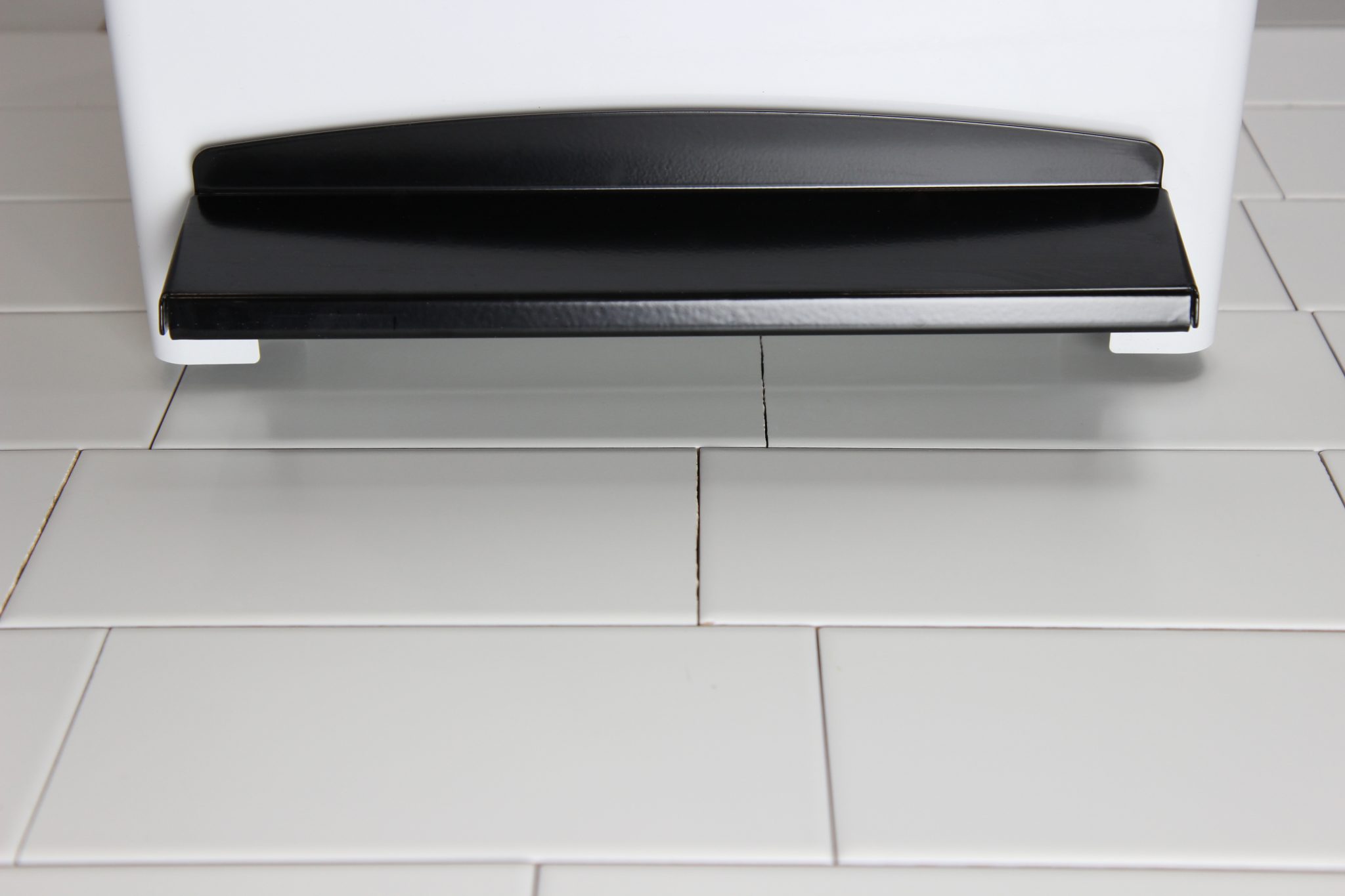 Foot Operated Waste Receptacle with Lid – Frost